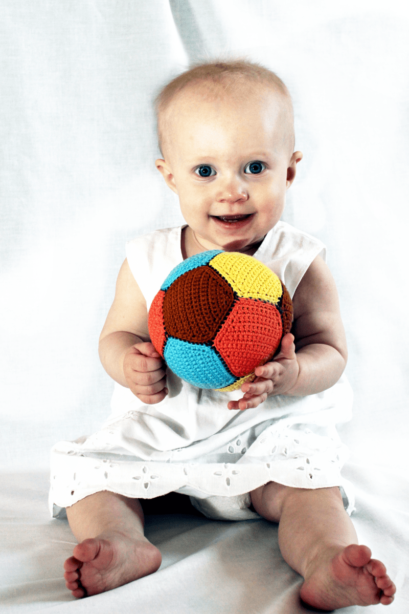 Hæklet bold til babyen – Strikzilla